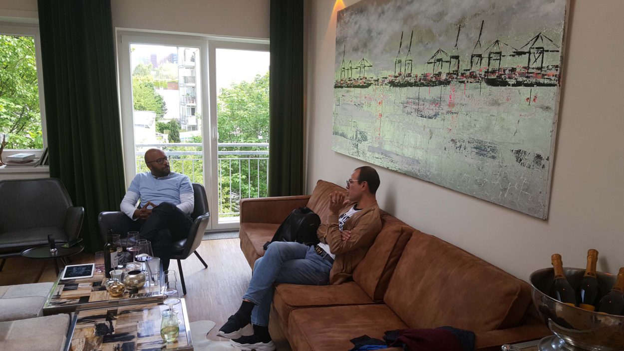 Alsterloft: Kevin von Holst und Trendscout Nico im Gespräch | Leinenlos